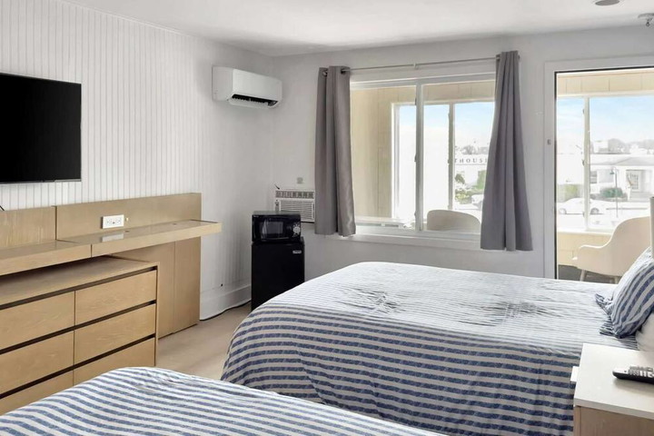 2 Queens W/ Balcony + Free Breakfast & Parking - Rockland, ME