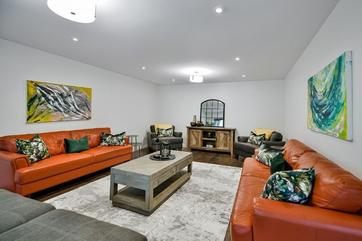 Upscale Tuxedo Family Retreat With Hot Tub - Winnipeg