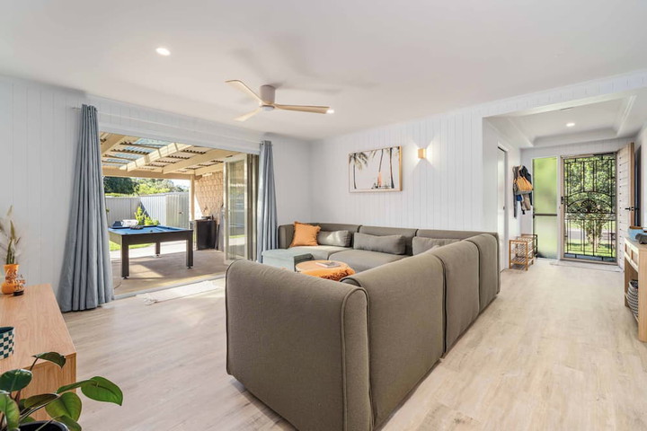 Salt & Sand Beach House - 6 Bedrooms - Mullumbimby