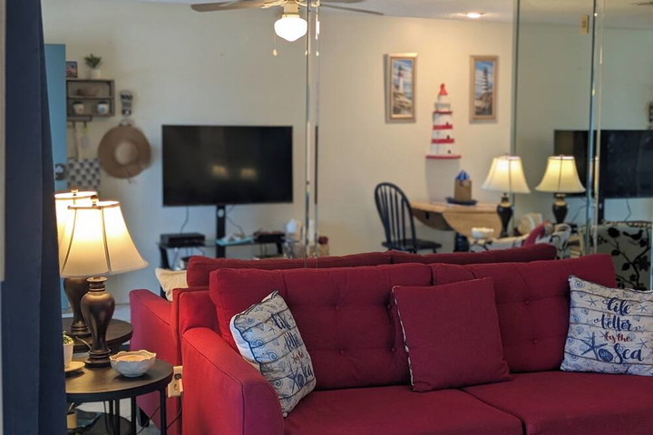 Buff Bay Luxury 1br King Condo, Private Lanai, Pet-friendly - Clothing Optional - Land O' Lakes, FL