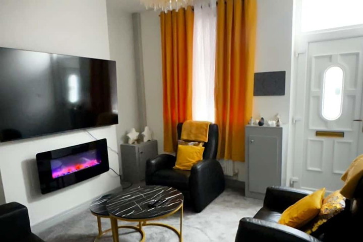 The House Is Suitable For Contractors,family And A Group - Stoke-on-Trent