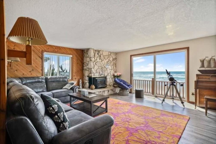 Oceanfront Vacation House - Pet Friendly - Rockaway Beach, OR