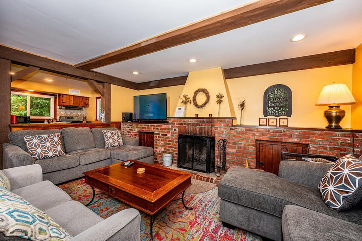 85-acre Family Cabin | Sleeps 12, Hot Tub & Near Nashville 4br, 2 Ba - Nashville, IN