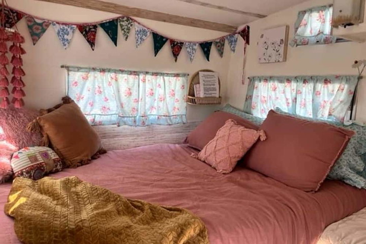 Charming Vintage Shasta Camper With Riverside Glamping Charm Near Pavilion Food Truck Scene In Mayhill, New Mexico - New Mexico