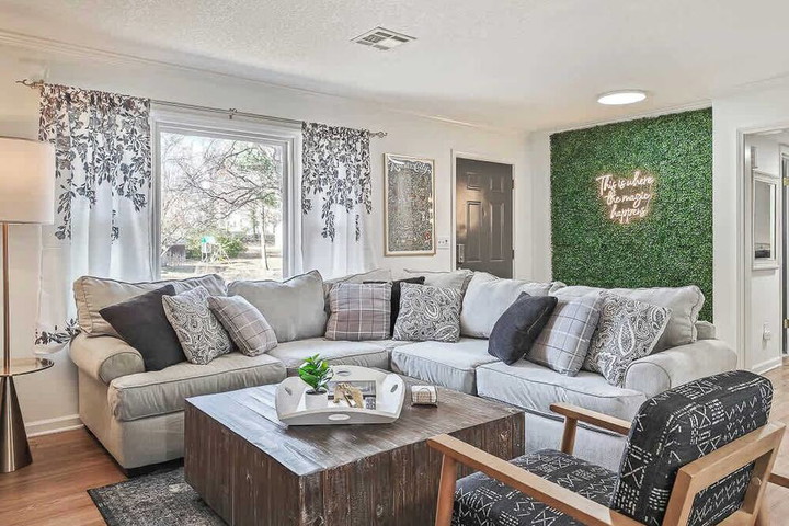 3 Bed 2 Bath With Hot Tub - Kansas City, MO