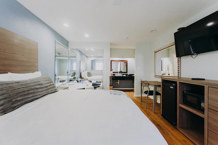 King W/ Whirlpool Tub | Free Parking | 0.1 Mi To Kemah Lighthouse District - Kemah, TX