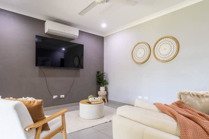 Modern Tropical Home With Pet Friendly Yard By Tropical Bnb - Humpty Doo