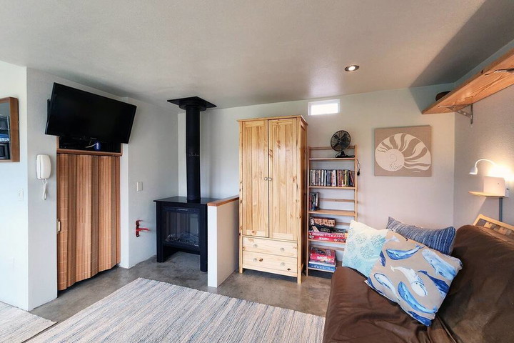 Tiny Home In Nye Beach! Walk To Everything! Dog Friendly! - Newport, OR