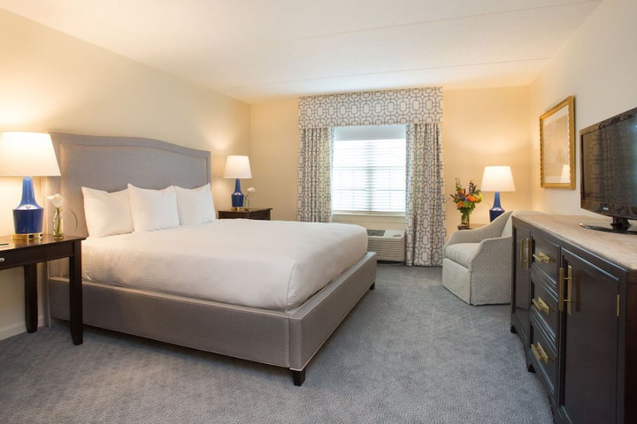 Deluxe King Room | Easy Chair & Hbo - Dewey Beach, DE
