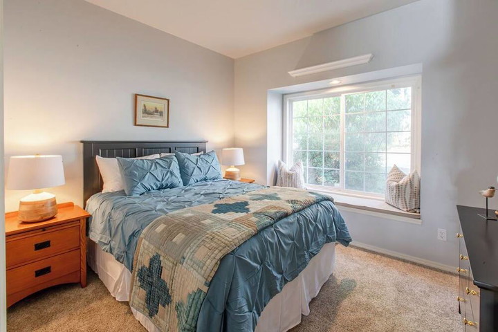 East Presidential Cannon Beach Retreat | Fireplace, Deck & Fenced Yard | Walk To Beach - Gearhart, OR