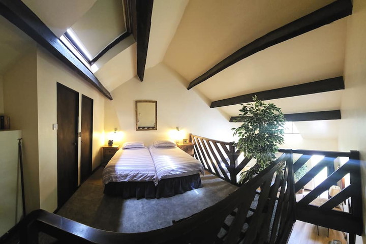 Split Level Apartment - 3 Single Beds - Cheddar