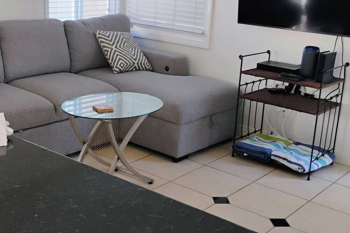 Charming Newport Beach Cottage In The Back With A Balacony - Balboa Island, CA