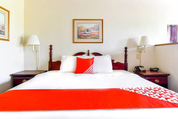 Inviting King Room With Private Bathroom For A Comfortable Stay - Tyler, TX