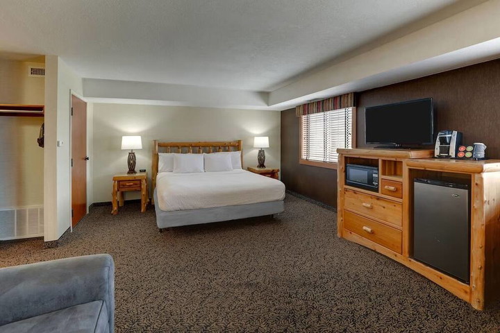 Quaint Riverside Retreat W/ Indoor-outdoor Pool! Free On-site Parking - Quincy, IL