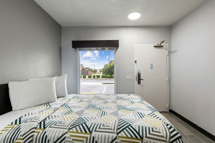 1 Queen Bed | Mobil Access Tub Nsmk Kitchen - Jacksonville, NC