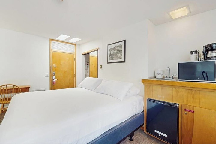 Top-floor, Main Street Gem With Pool & Hot Tub - Walk To Lifts - Aspen, CO