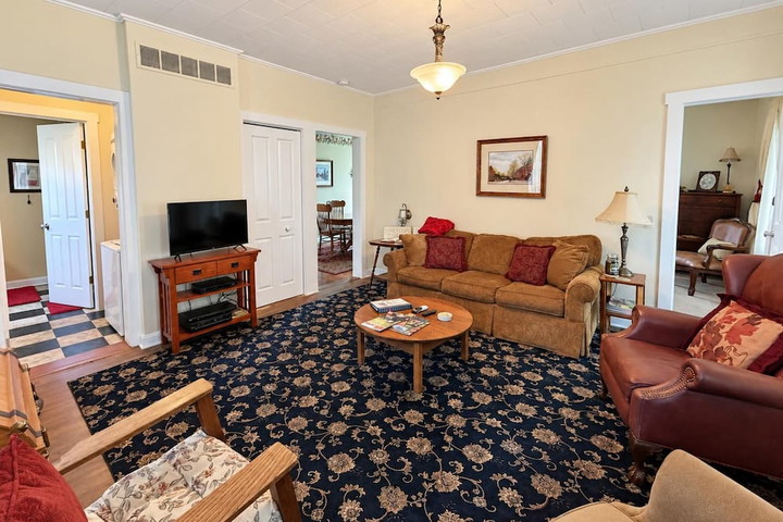 Farmhouse Retreat 2 Miles To Nashville | Hot Tub 3br, 2ba - Nashville, IN