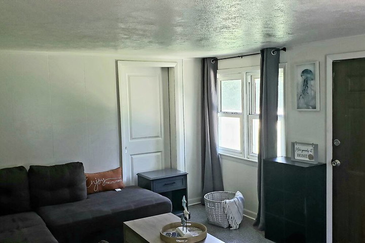 Whole 2br Home With Parking In Quiet Area - Rockford, IL