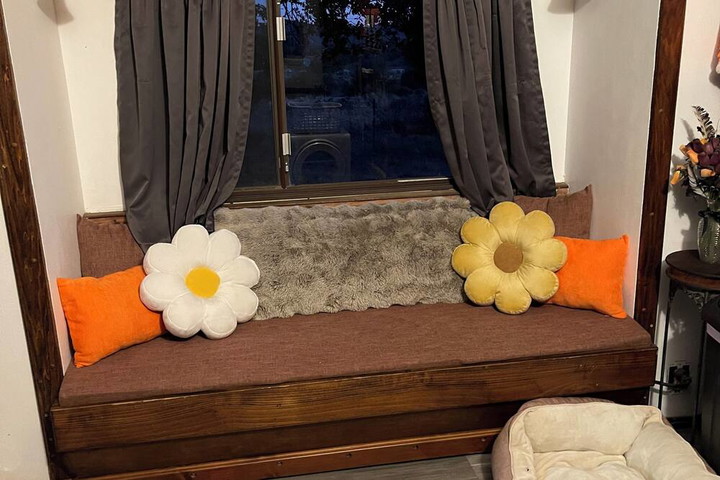 Flowered Goat, Mid Term Stays 1-6 Months - Californie