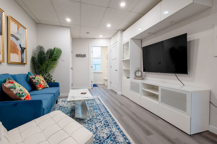 One Bedroom Downton Apartment In The Middle Of Everything London Has To Offer. - London