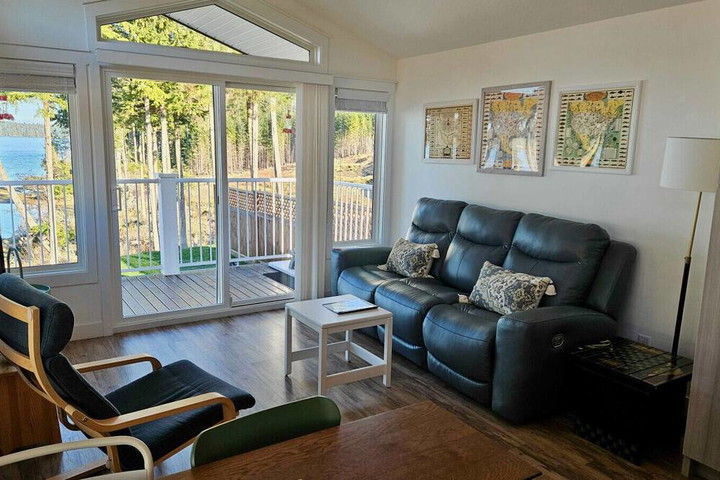 09 - Kingfisher Cottage By The Sea At Alder Bay - British Columbia