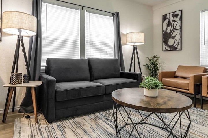 Stylish & Serene: Modern Retreat - Bartlesville, OK
