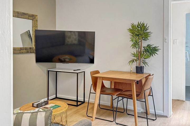 Cute 1 Bedroom With Private Courtyard Garden - Gordon