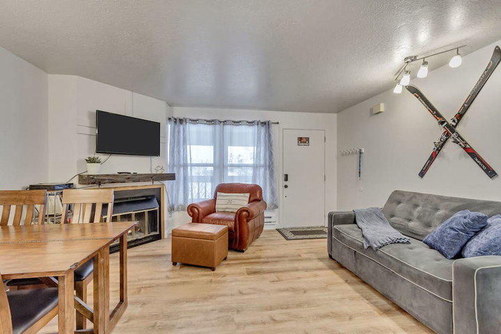 Charming Condo W/ King Bed, Hot Tub, Pool, Minutes Away From World Class Skiing - Ogden, UT