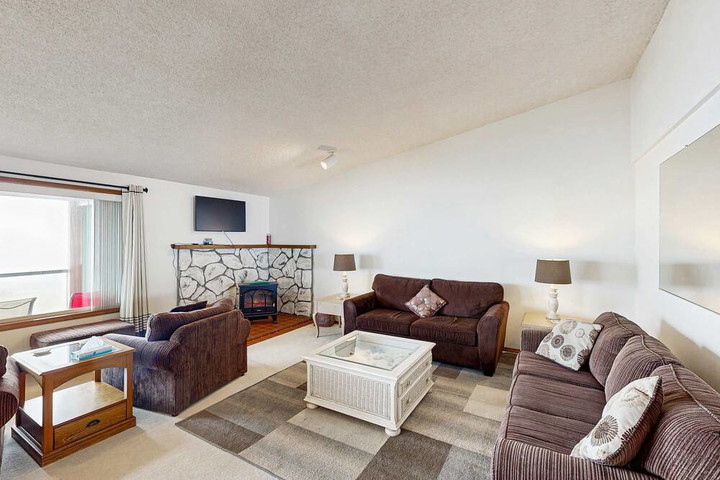 Sweeping Oceanfront Views Await Tranquil Condo With Balcony, Beach Access, W&d - Brookings, OR