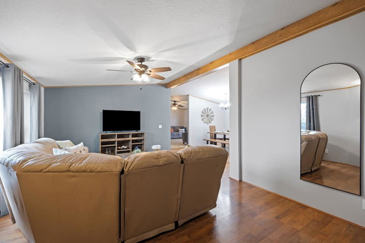 Big Parking Lot, Pets Invited, Fenced Farm Home - Burbank, WA