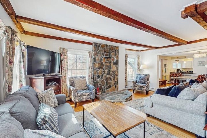 Quaint Getaway Near Town W/ Hot Tub, Large Deck, Sauna & Free Wifi - Stowe, VT