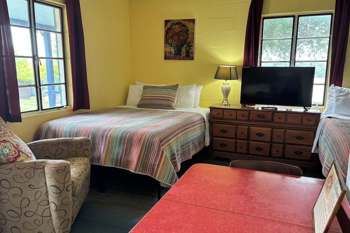 Studio Cabin 6 - Poolside - Kingsland, TX