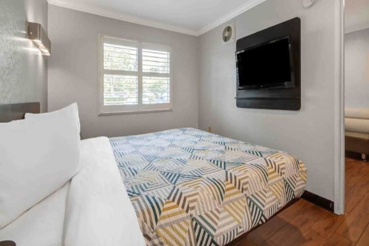 1 Queen Bed | Non-smoking - Rancho Cucamonga, CA
