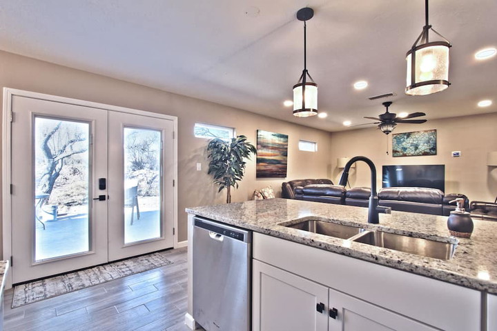 Remodeled 6 Bed, 5 Bath On 15 Acres!!! Owned And  Operated By A Premier Host! - Carlsbad, NM