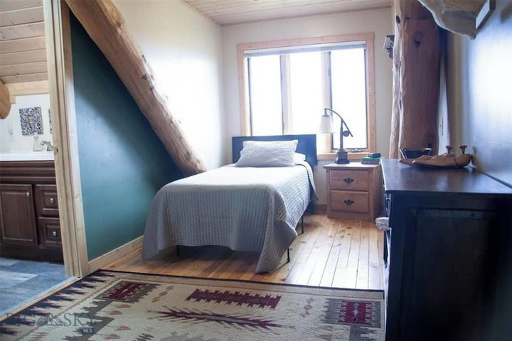 Yellowstone Inspired Lodge - Two Fireplaces - Montana