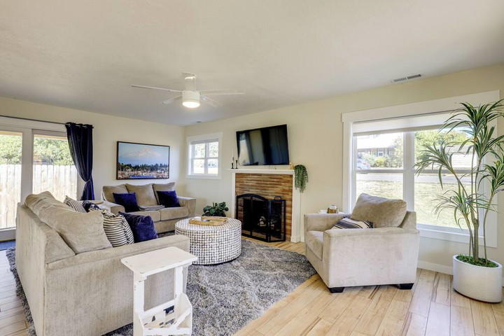 Walk To Dtwn Camas! Updated Home W/ Game Room - Gresham, OR