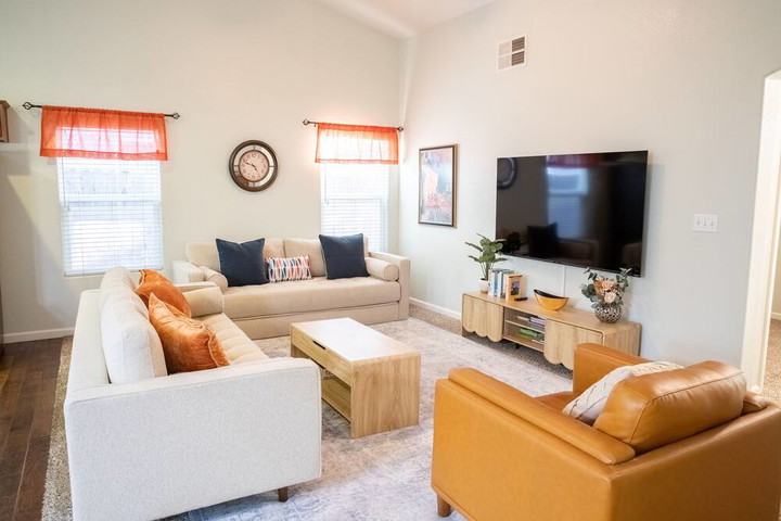 Vaulted Valley Retreat - Clovis, CA