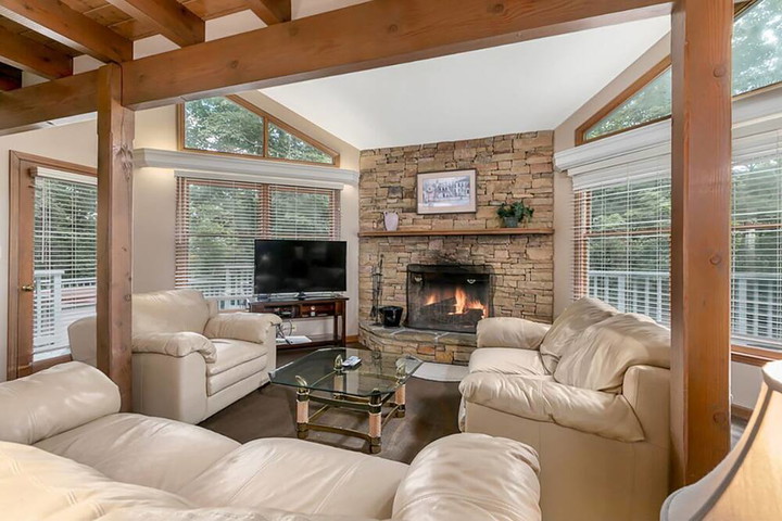 Alpine Getaway Charming Cabin W/ Hot Tub & Game Room - Gatlinburg, TN
