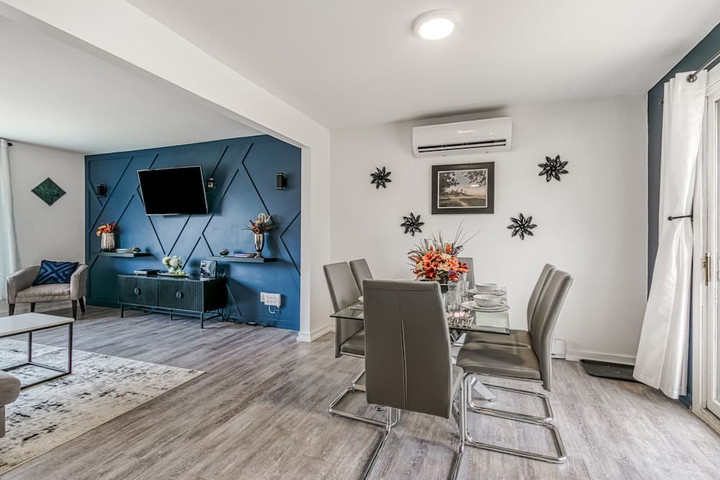 Hot Tub Delight, King Beds & Unforgettable Moments - Greater Sudbury