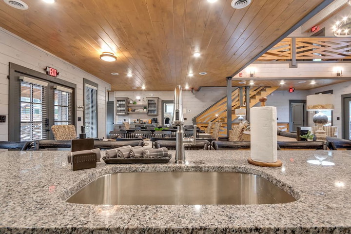 10 Bedroom Luxury Cabin In The Arts And Crafts Community! - Gatlinburg, TN