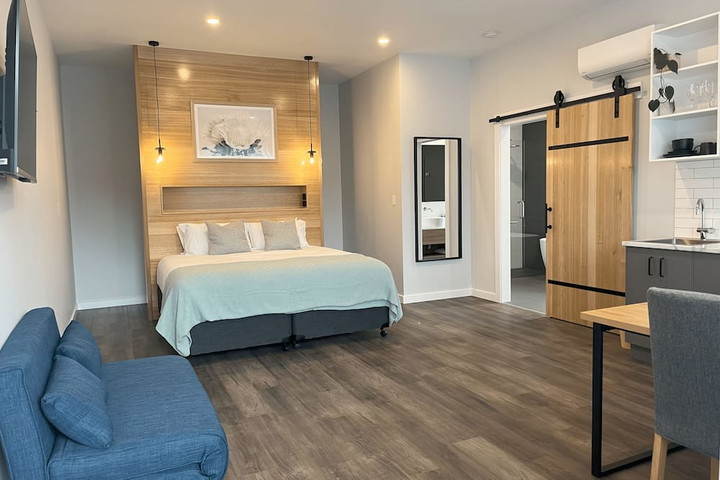 Deluxe King Suite - Self Contained Suite With 1 King Bed And Single Sofa Bed - Charleston