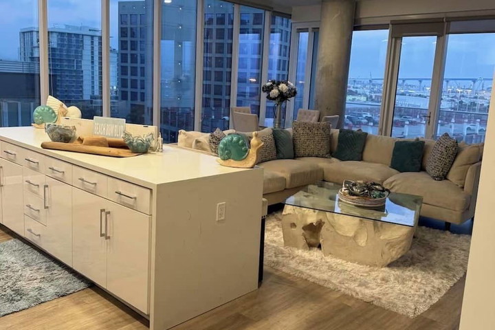 2bd/2br High Rise Condo. In The Heart Of Downtown Sd - Coronado, CA