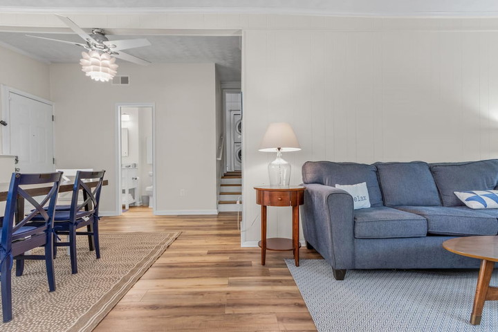 Cozy Beach Cottage - Walking Distance To The Beach!! - Virginia Beach, VA