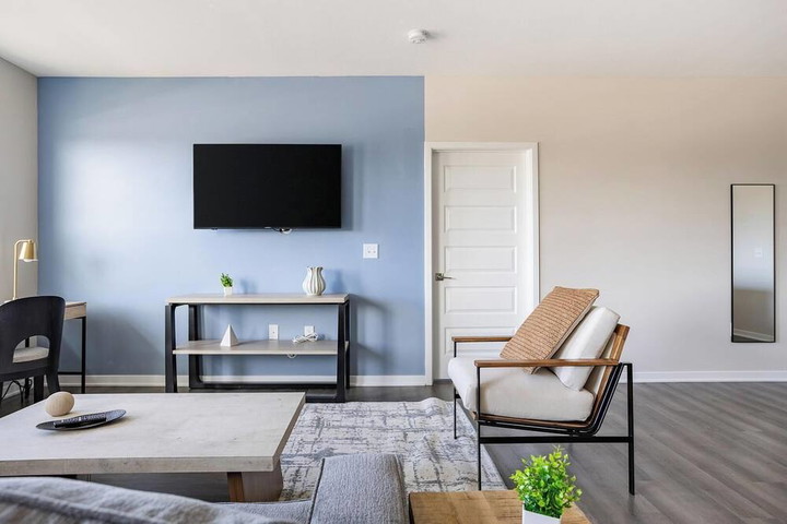 Landing | Chic 2bd, Gym, Pool - Zionsville, IN