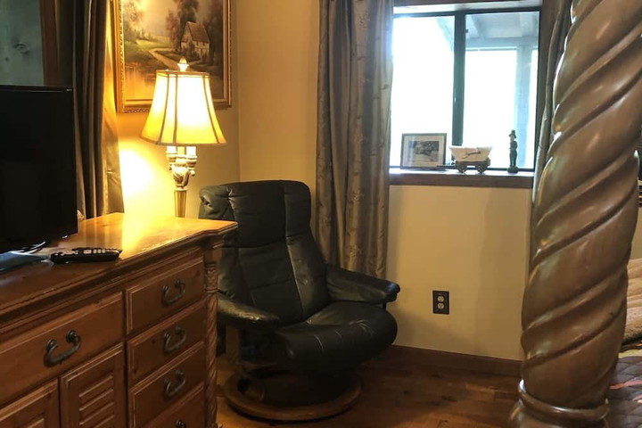 Authentic Log Cabin. Beautiful Authentic Log Cabin - Hendersonville, NC