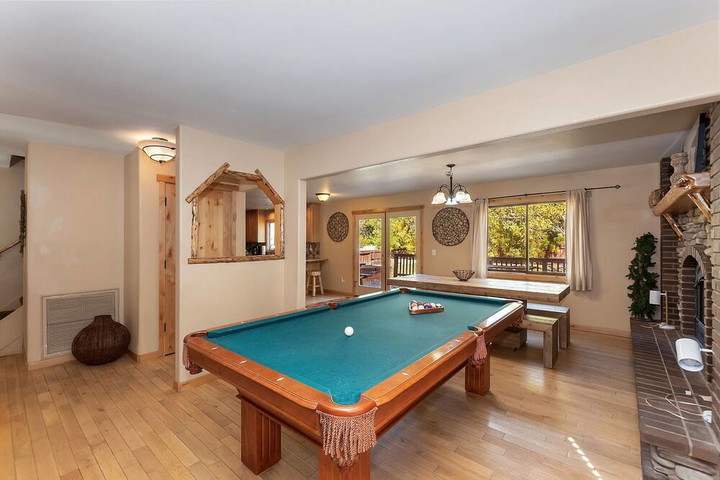 Snow Creek By Destination Big Bear : Horseshoes! Bbq! Pool Table! Walk To Lake! Internet! Deck! 4 Bedrooms! - Big Bear Lake, CA