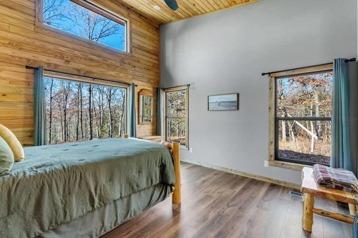 Elk Cabin At Thunder Bluff - Fayetteville, AR