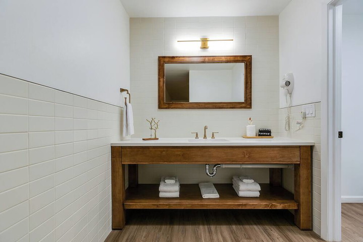 Spacious King Room With Modern Comforts Ideal For Relaxing Getaways! - San Angelo, TX