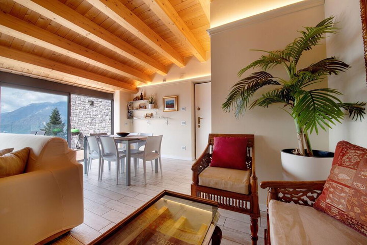Casa Vacanze "Relax E Felicità" Vista Lago, Jacuzzi Privata, Piscina Interna Riscaldata In Comune - Bellano