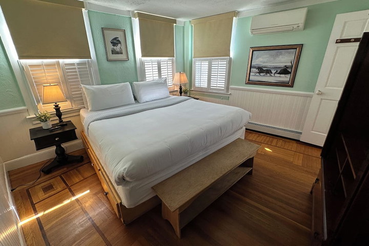 This Large Praivate , One-of-a-kind, Dog Friendly Gem Of A Unit, In Heart Of Historic Newport. King Bed, Ensuite Bath, Living & Seating Area, Ac, Highs Speed Wifi, Tv, Mini Fridge, Coffee Station. Just Steps To Thames Street, Shops, Wharfs! - Rhode Island